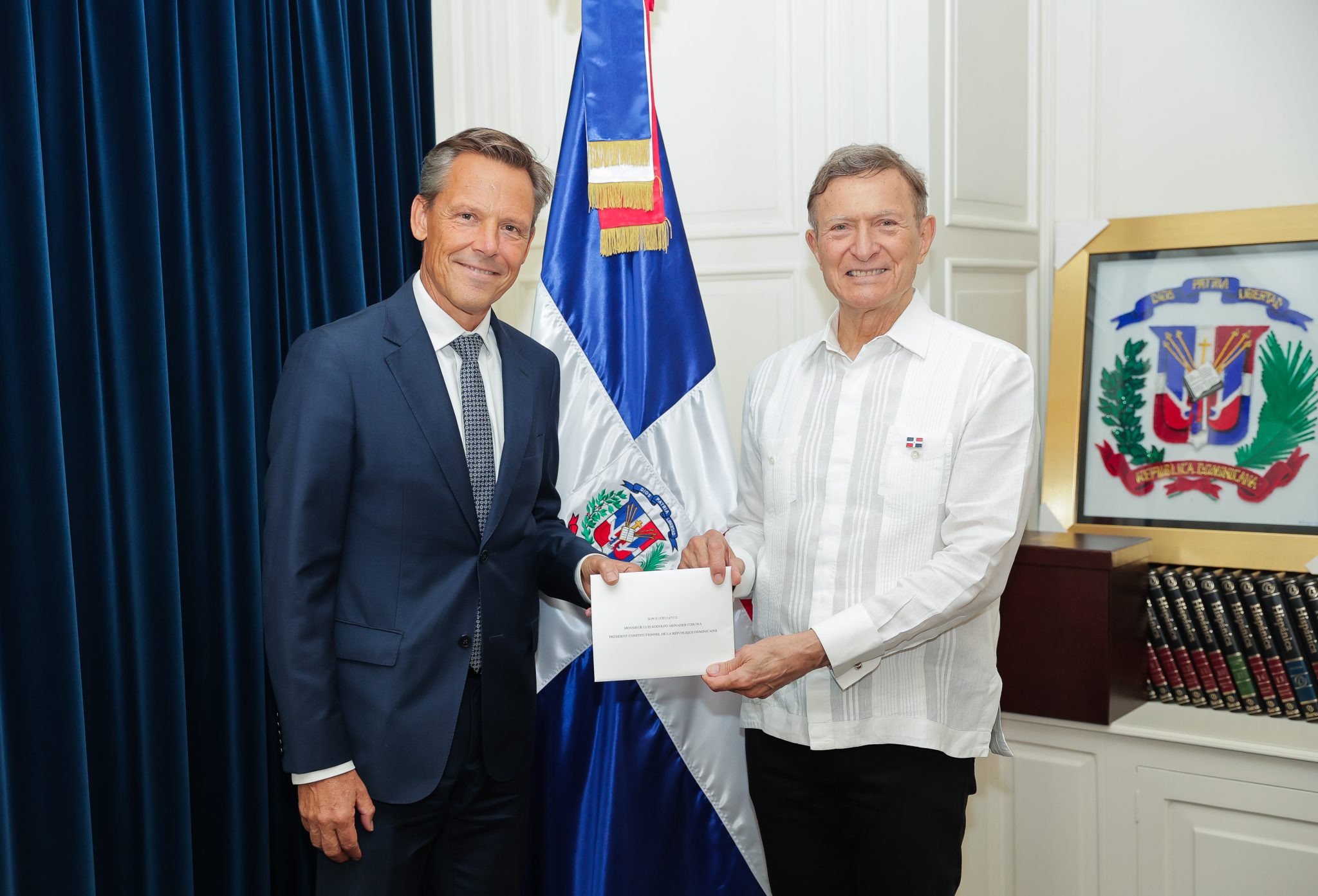 Canciller Roberto Álvarez recibe Copias de estilo de dos nuevos ...